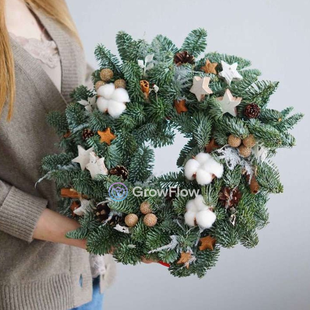 Новогодний венок из веток нобилиса с шишками и хлопком купить в Москве ...